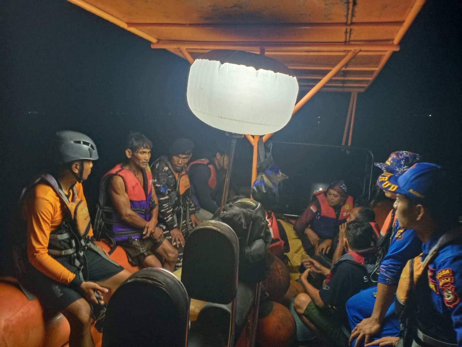 Apes, perahu terbalik, enam pemancing terombang-ambing di perairan Buleleng