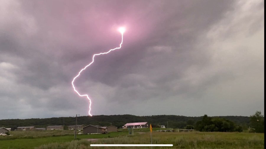 How to stay safe during thunderstorms in KELOLAND