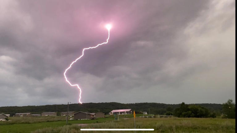 How to stay safe during thunderstorms in KELOLAND