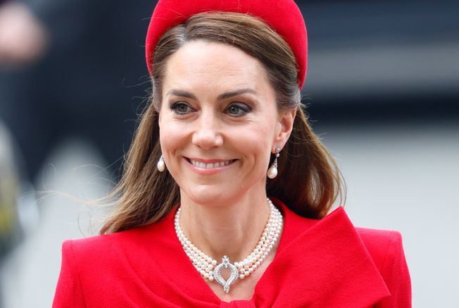 Avec sa robe rouge à pois blancs, Kate Middleton s’inspire une nouvelle ...