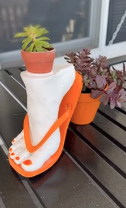 Creative garden decor turn old shoes into planters