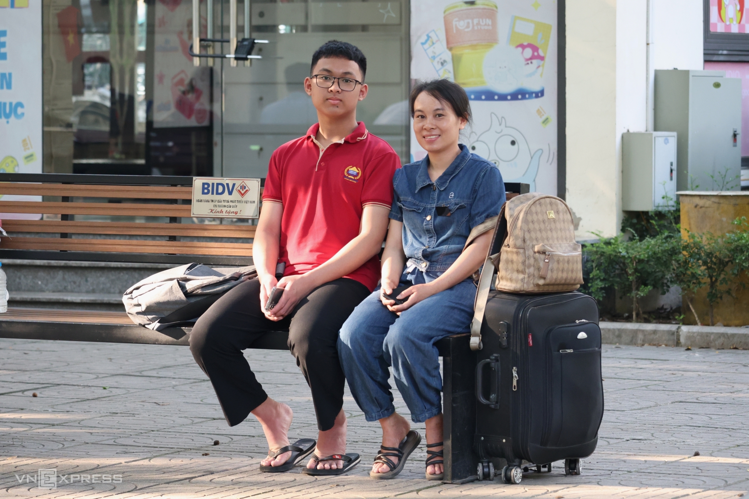 Thí sinh nhiều tỉnh đổ về thi lớp 10 chuyên Sư phạm