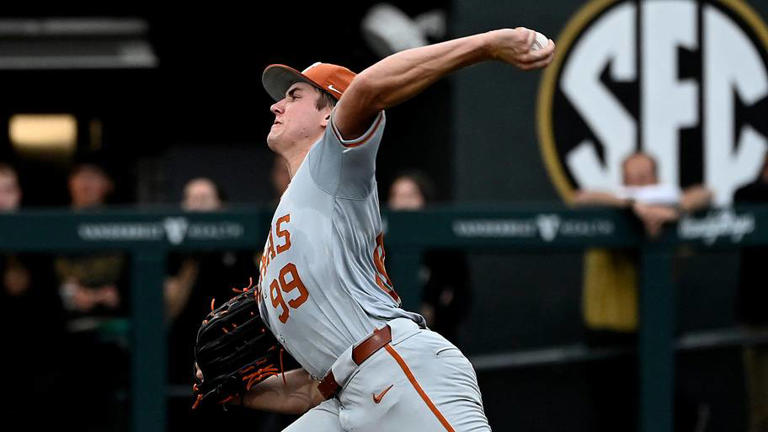 Oregon coach Mark Wasikowski doesn't hold back about Texas' pitchers