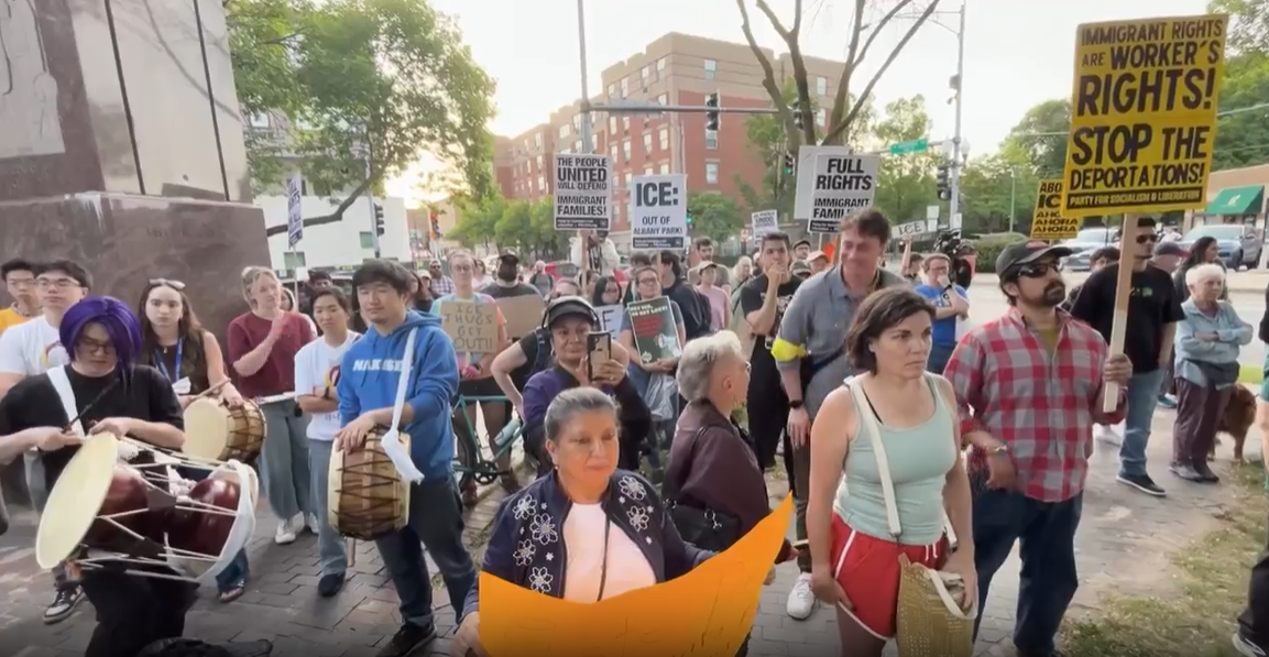 Protestan en Albany Park para exigir fin de operativos migratorios