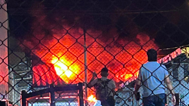 Fábrica se incendia cerca del Mercado de Jamaica en CDMX; humo negro ...