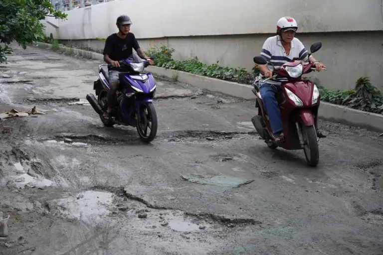 Cầu 800 tỷ thông xe hơn 2 năm, đường gom trăm mét vẫn lầy lội