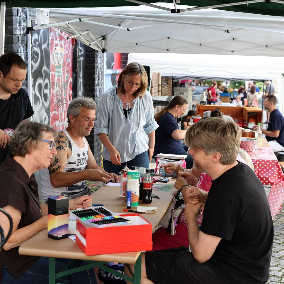 Mikro-Theater, Holzarbeiten und eine solidarische Suppe