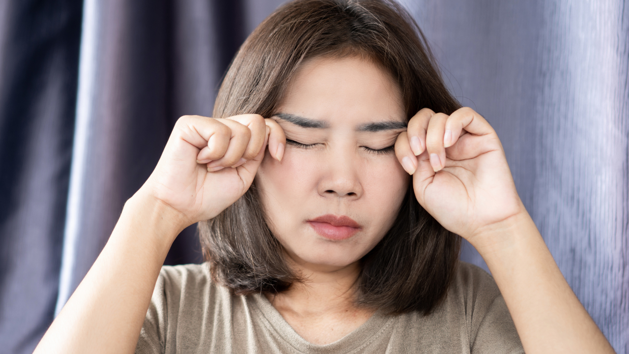 Still rubbing your eyes in this heat? 5 common summer habits damaging ...