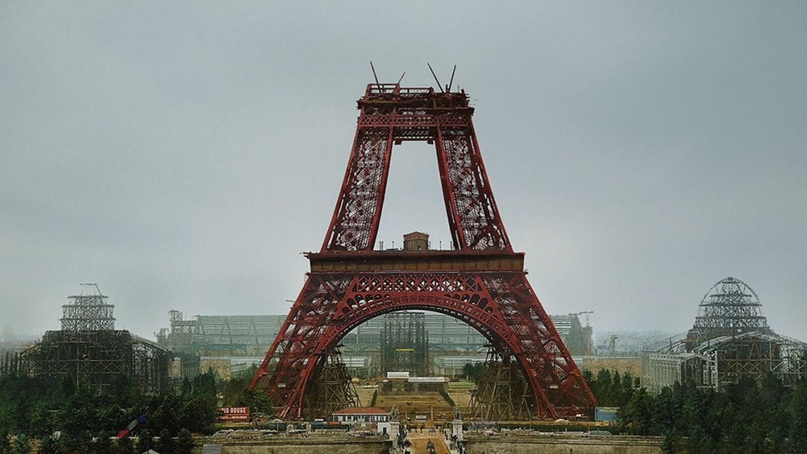 15 photos of Paris running on more than just love