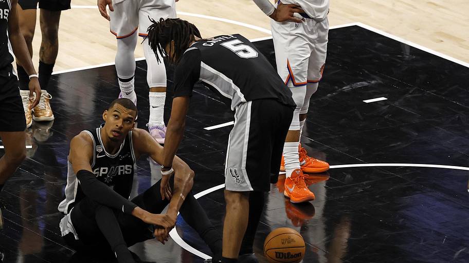 Spurs collapse late in fourth quarter, drop Game 1 of NBA Finals to Knicks