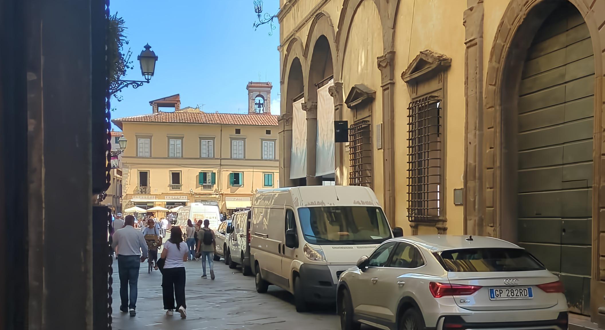 Divieto di sosta ignorato. In via Veneto è anarchia