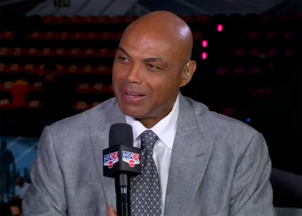 Charles Barkley seen doing impromptu chair lifts in San Antonio before ...