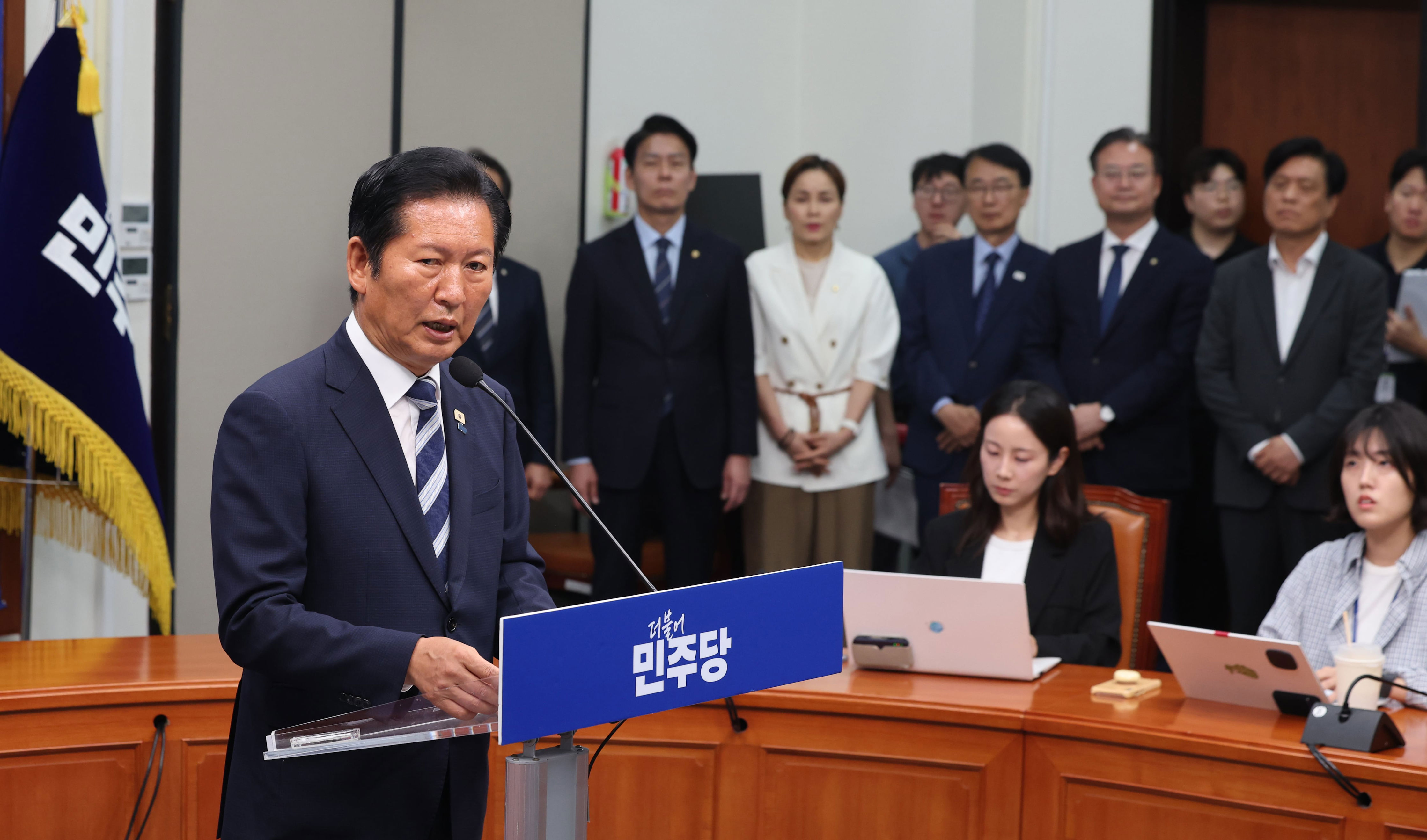 Democratic Party Secretary-General Jo demands accountability from ...