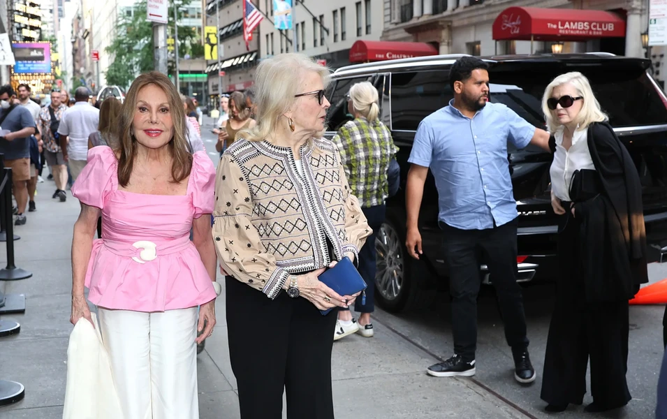Marlo Thomas joins Bergen, Sawyer for rare Broadway outing