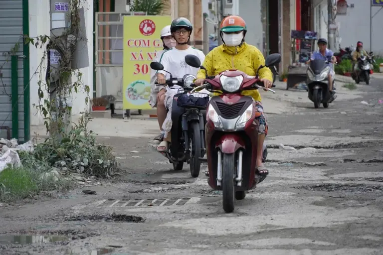 Cầu 800 tỷ thông xe hơn 2 năm, đường gom trăm mét vẫn lầy lội
