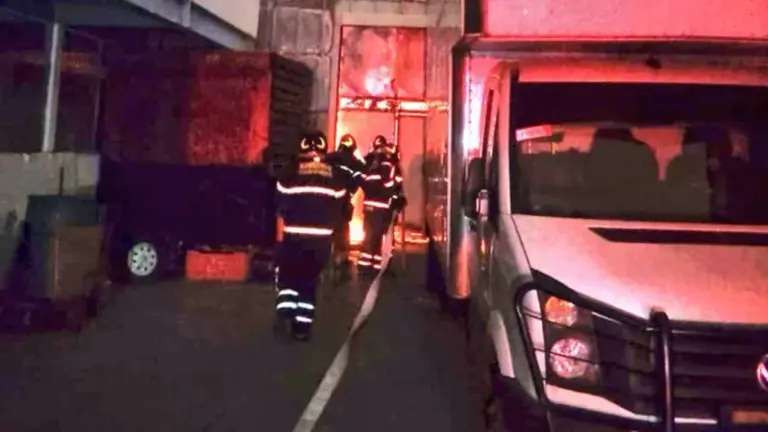 Evacuan a 150 personas por incendio en bodega aledaña a Mercado de Jamaica
