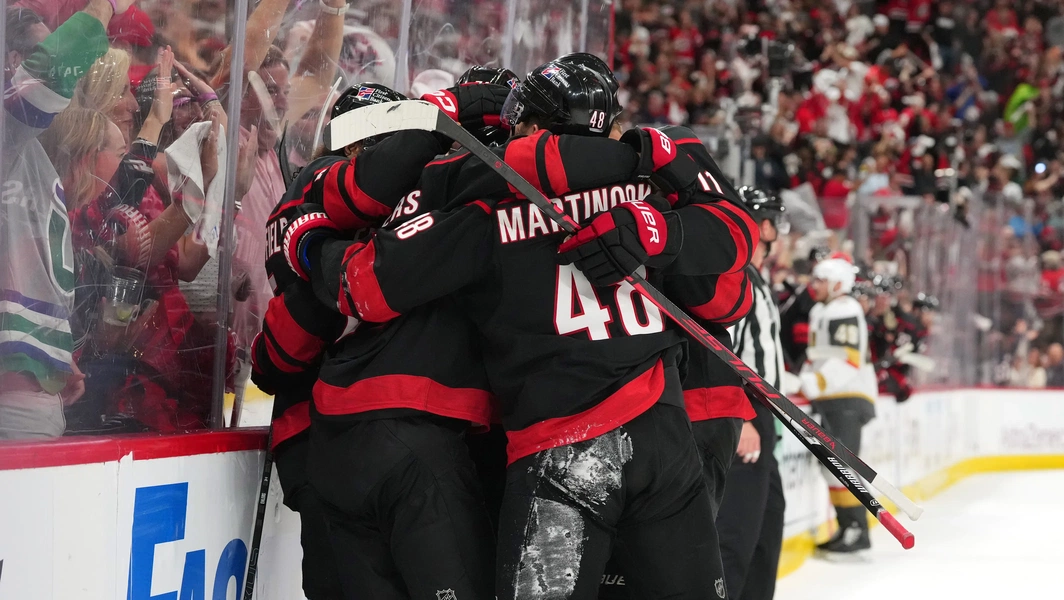 Golden Knights seize Game 1 in late thriller over Hurricanes
