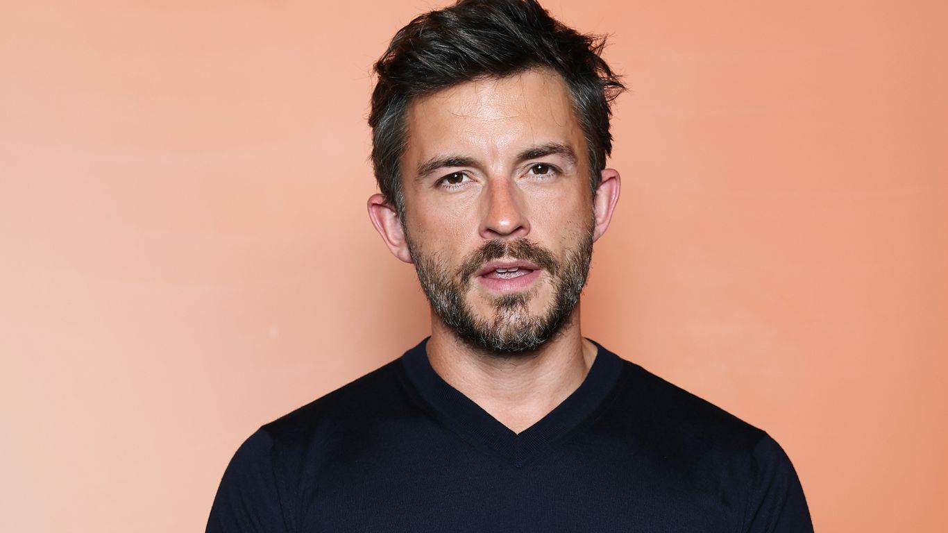 Jonathan Bailey : « Je ne renoncerai jamais à tenir la main de mon ...