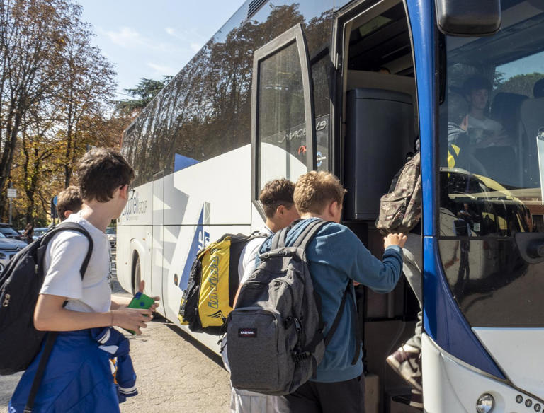 Lavori e disagi per i bus sostitutivi. Pioggia di proteste dei passeggeri