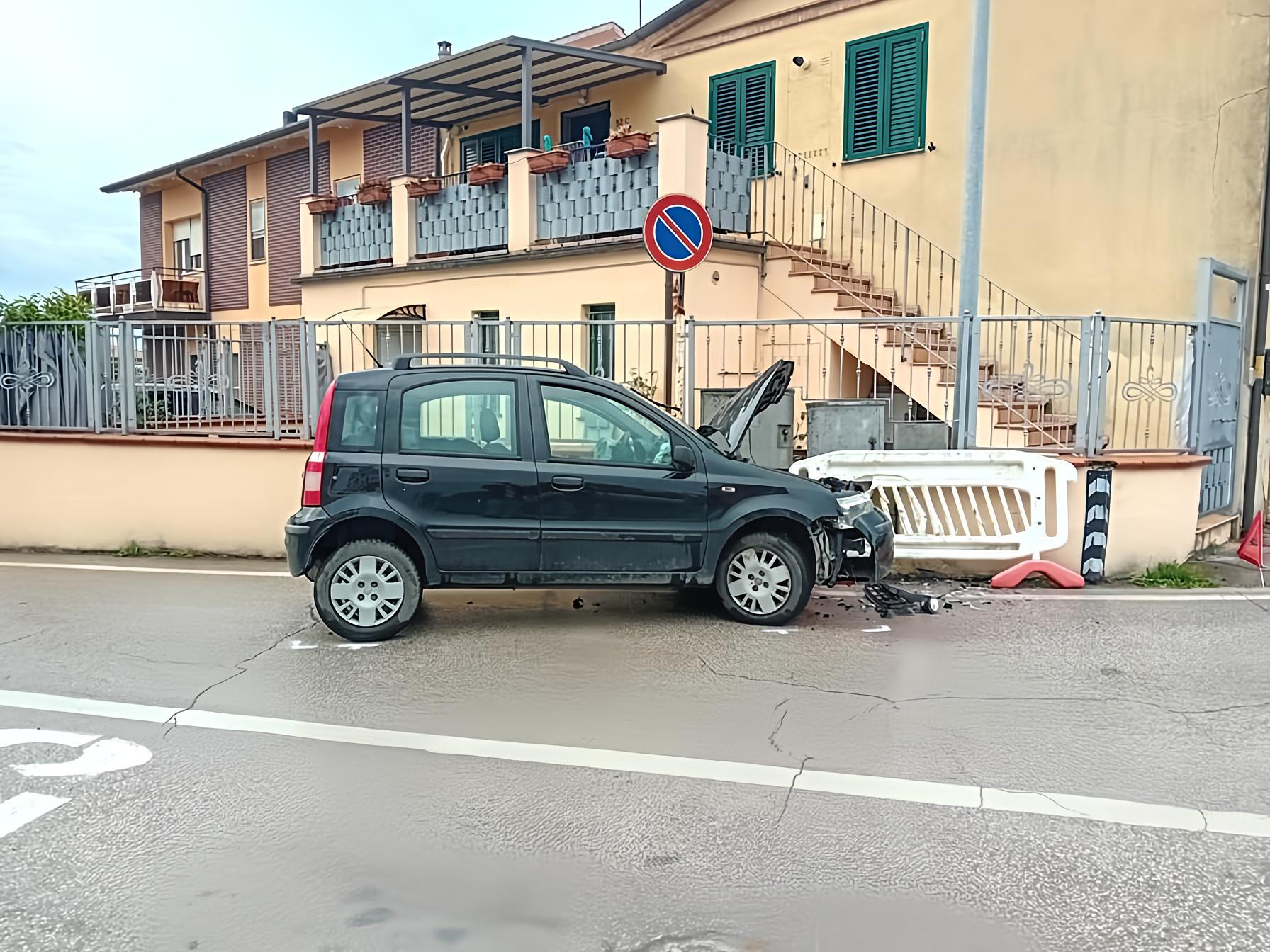 Sbanda e finisce contro un muro. Resta incastrata nell’abitacolo