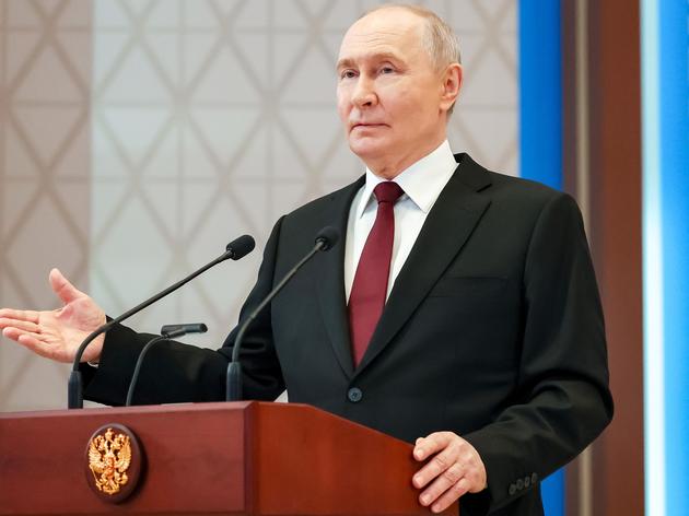 Drohnen über dem Hafen, Sekt im Saal: Deutsche Manager feiern mit Putin ...