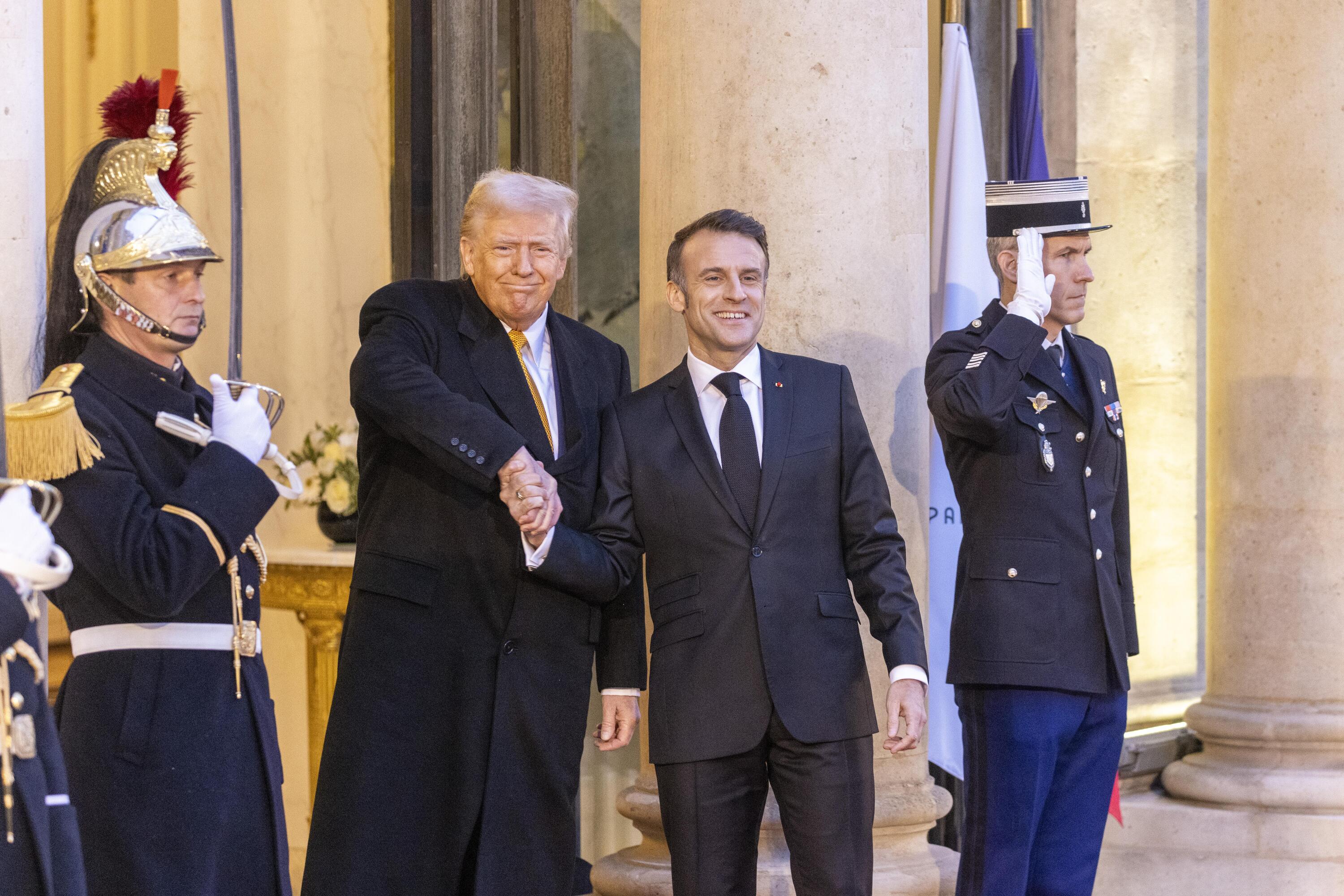 Ce geste d’élégance et de salutation entre deux êtres humains n’a pas ...