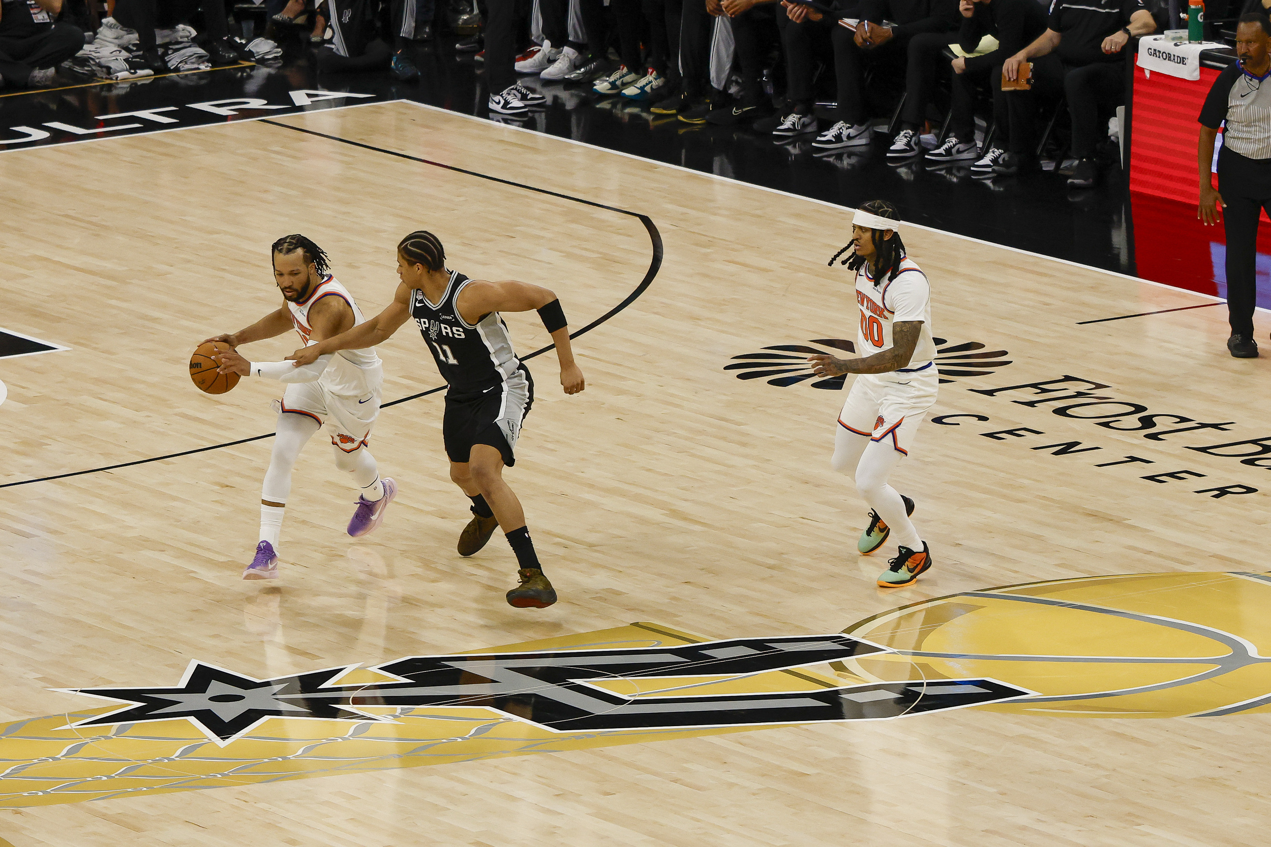 Knicks rally by Spurs in Game 1, continue remarkable playoff run