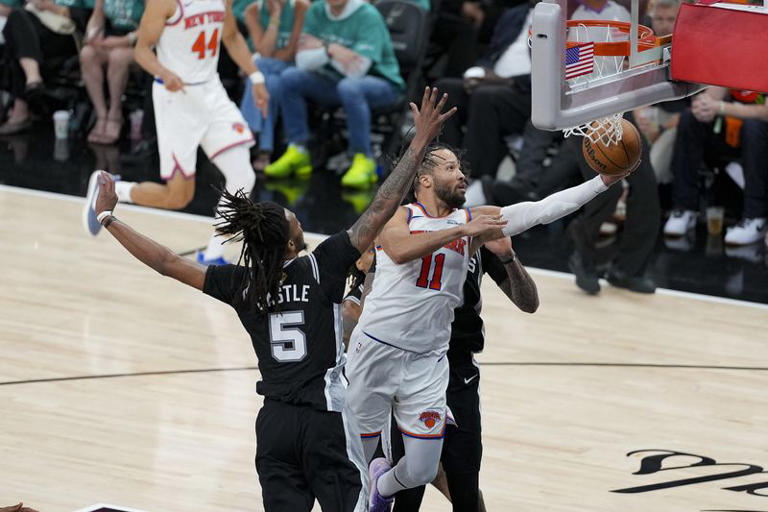 Jalen Brunson sparks Knicks' rally past Spurs in Finals opener