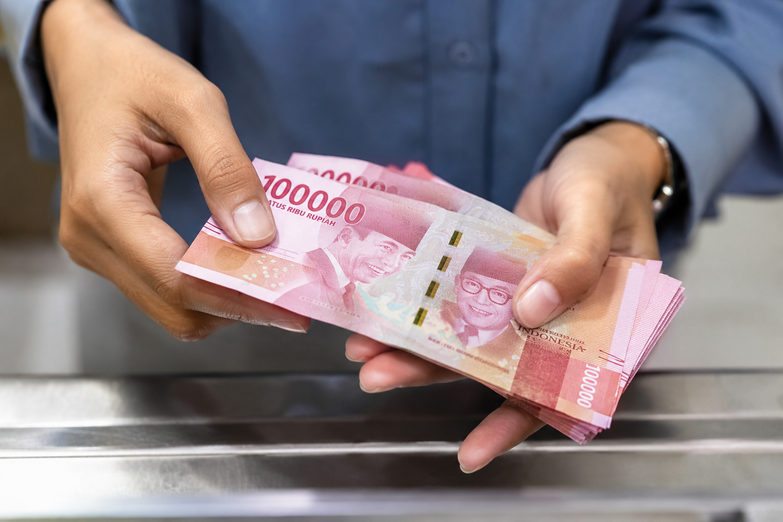 Rupiah babak belur, tembus level Rp18.000 per dollar AS pagi ini
