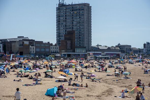UK weather maps turn volcanic red as 32C June heatwave returns - 14 ...