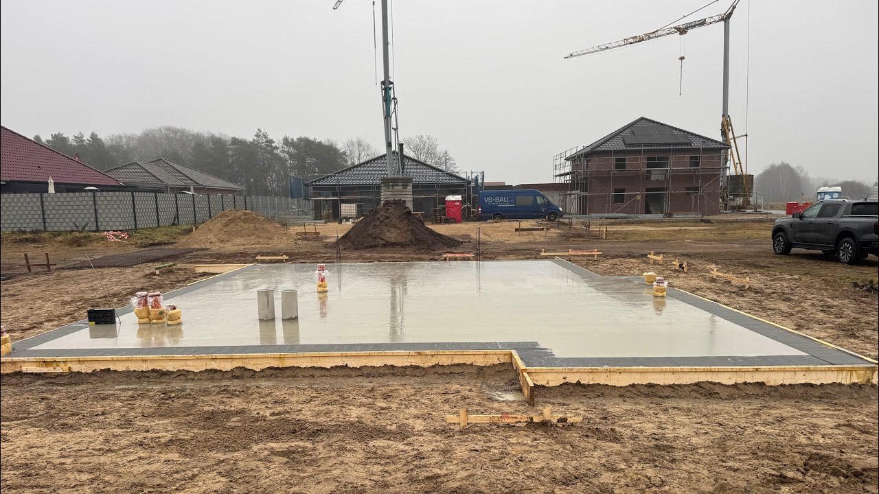 Bodenplatte betonieren: Hard work in action