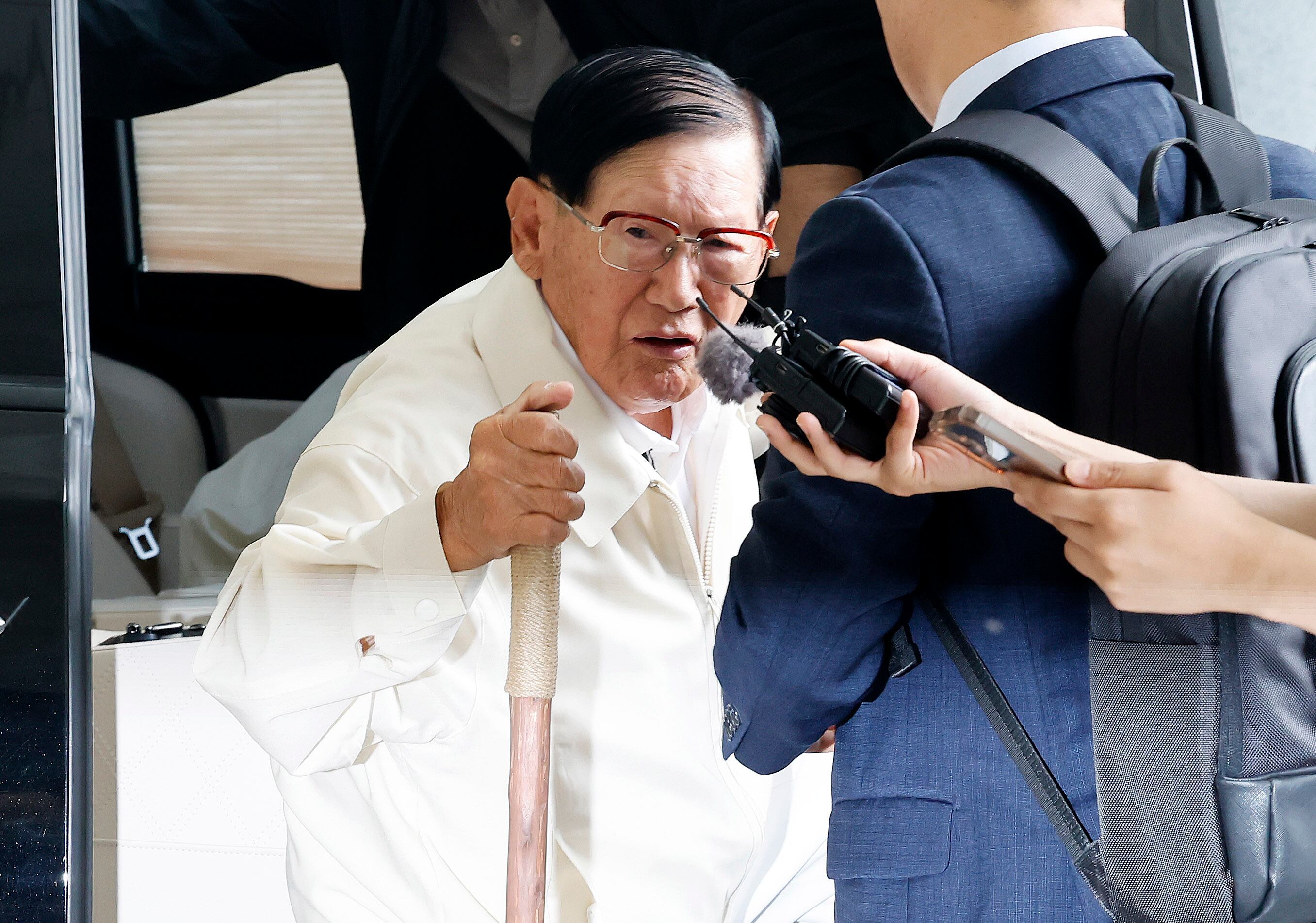 Shincheonji leader Lee Man-hee probed for party law violation