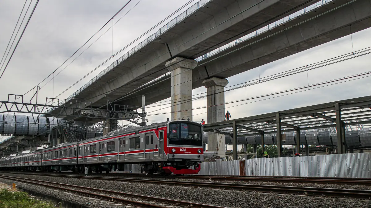 KRL Commuter Line Rangkasbitung gangguan, ada percikan api di tiang listrik