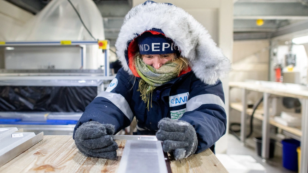 Tracing supernova dust in Antarctic snow