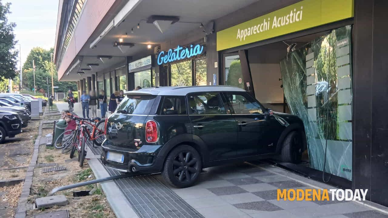 Auto contro la vetrina. L’incidente e lo spavento. Clienti della ...
