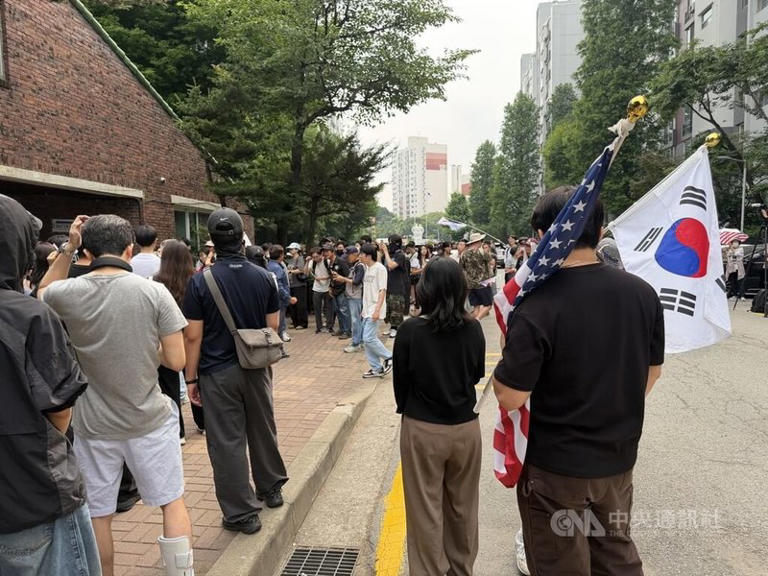 韓國首爾投票所選票不足爭議 示威群眾仍未散去