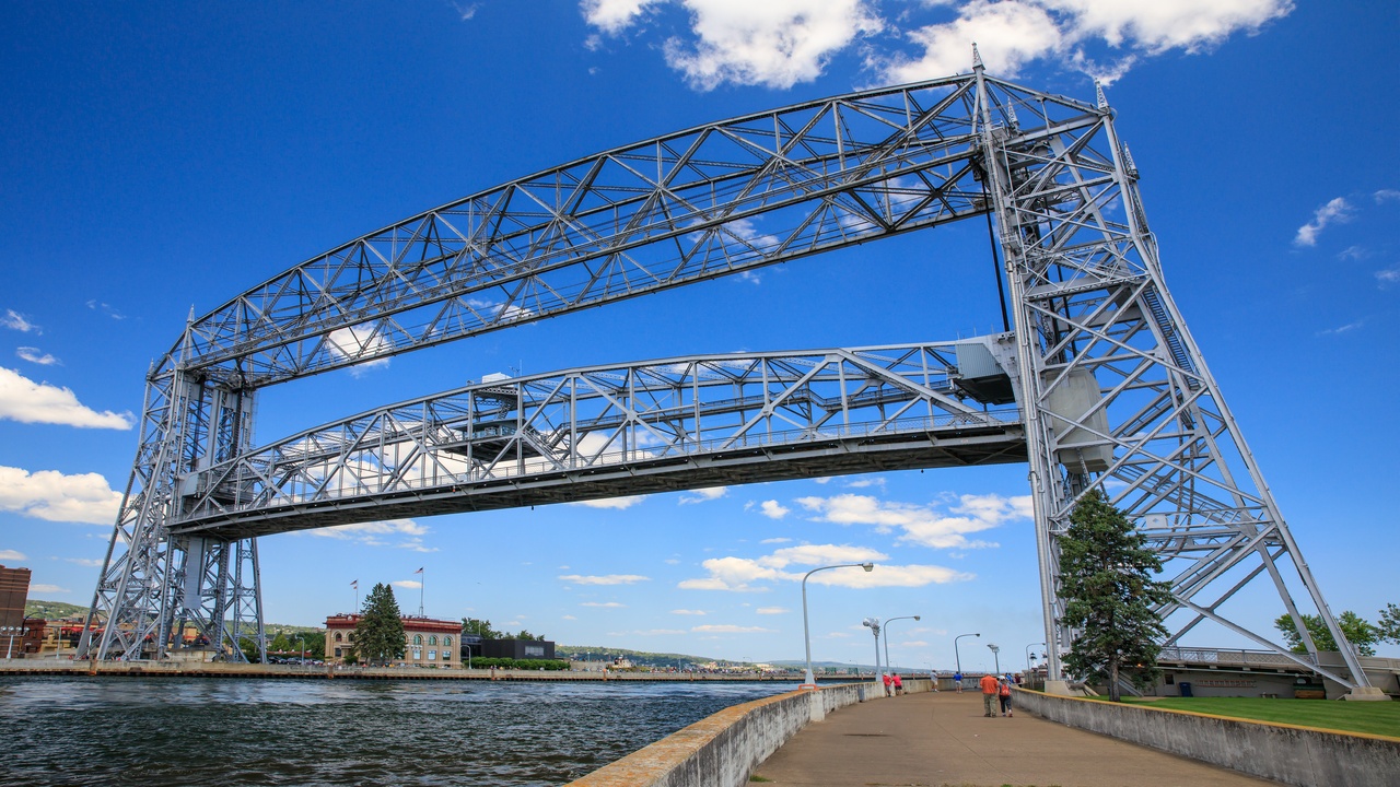 A giant lake, iron ships and a bridge that rises in 55 seconds wait for ...
