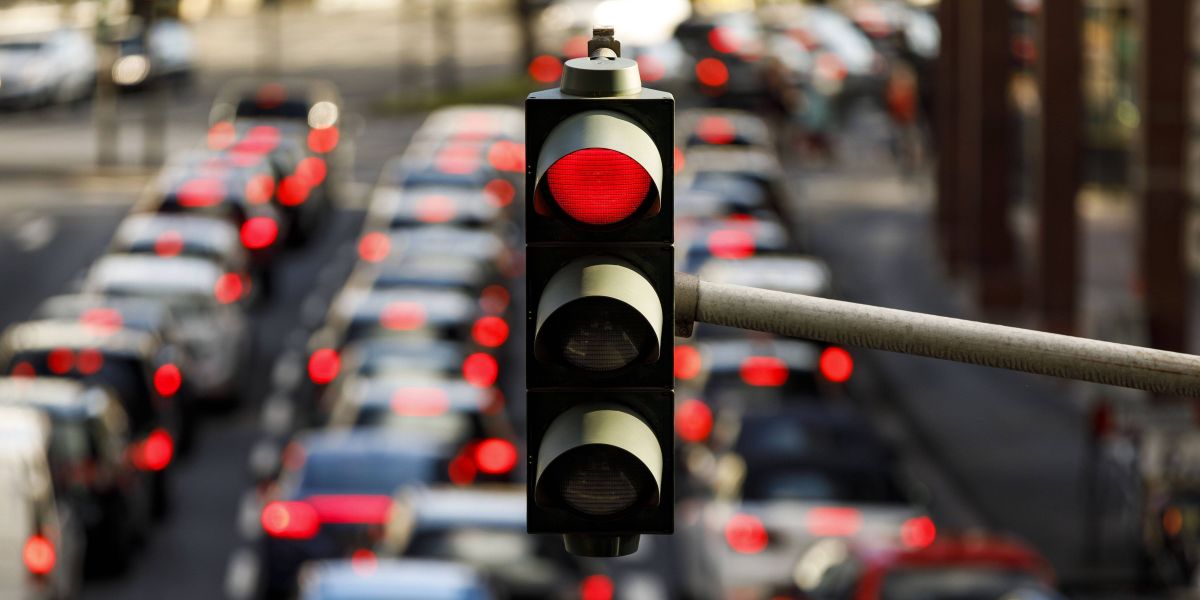 Stoppen Sie sofort: Diese Angewohnheit an der roten Ampel kann Ihr ...