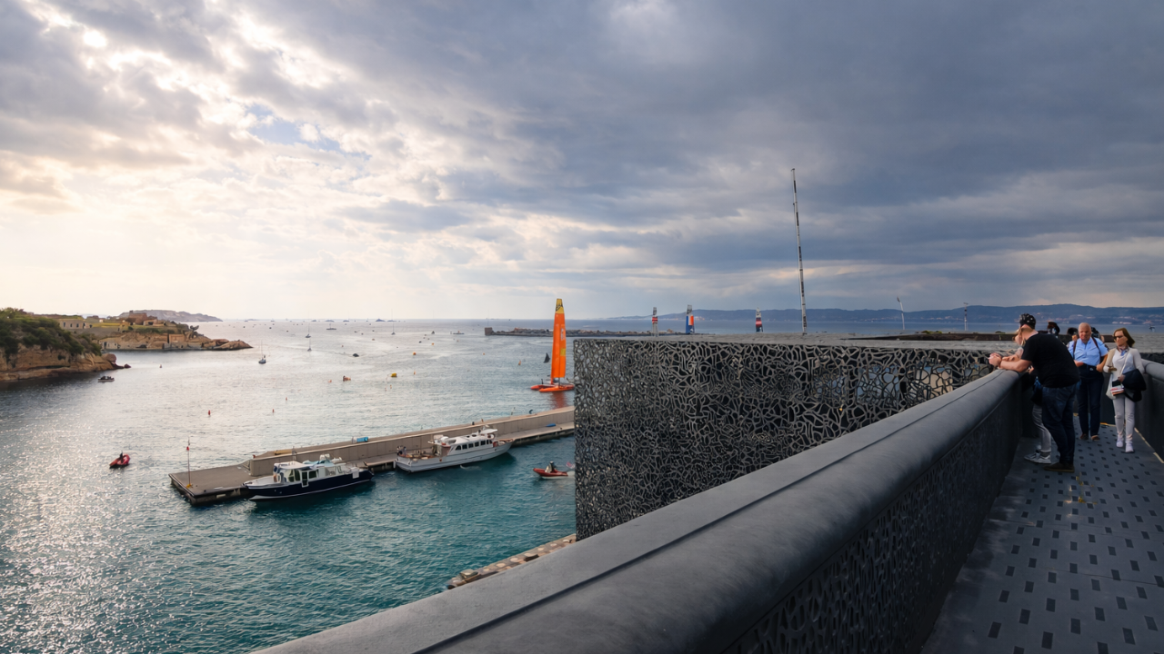La forteresse historique du front de mer de Marseille et ses vues sur ...