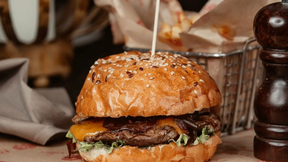 3 rekomendasi burger enak di Bandung, patty juicy harga mulai 30 ribuan!