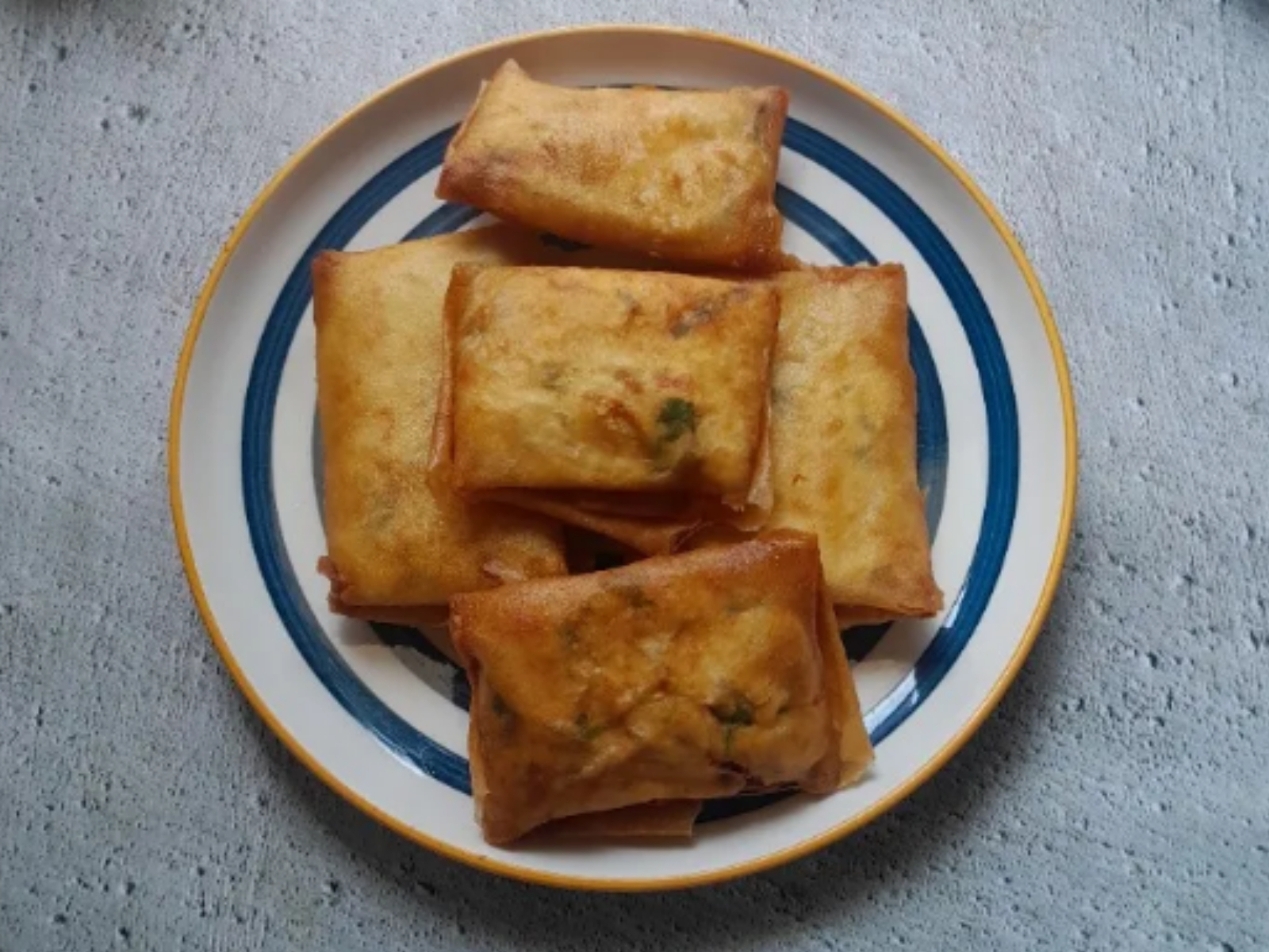 Hanya pakai bahan simpel! Ini resep martabak tahu pedas lezat untuk ...