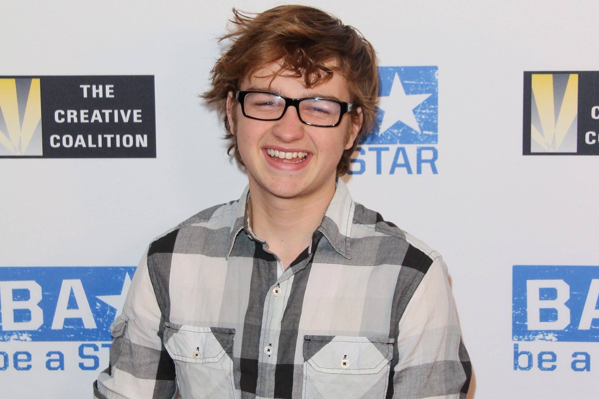 Comment Angus T Jones est passé du succès de « Mon oncle Charlie » à ...