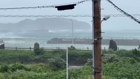 Japan: Typhoon Jangmi sends massive waves crashing into coastlines