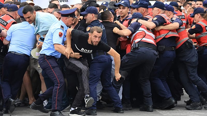 Albania: Fourth day of unrest as Trump-linked resort sparks protests