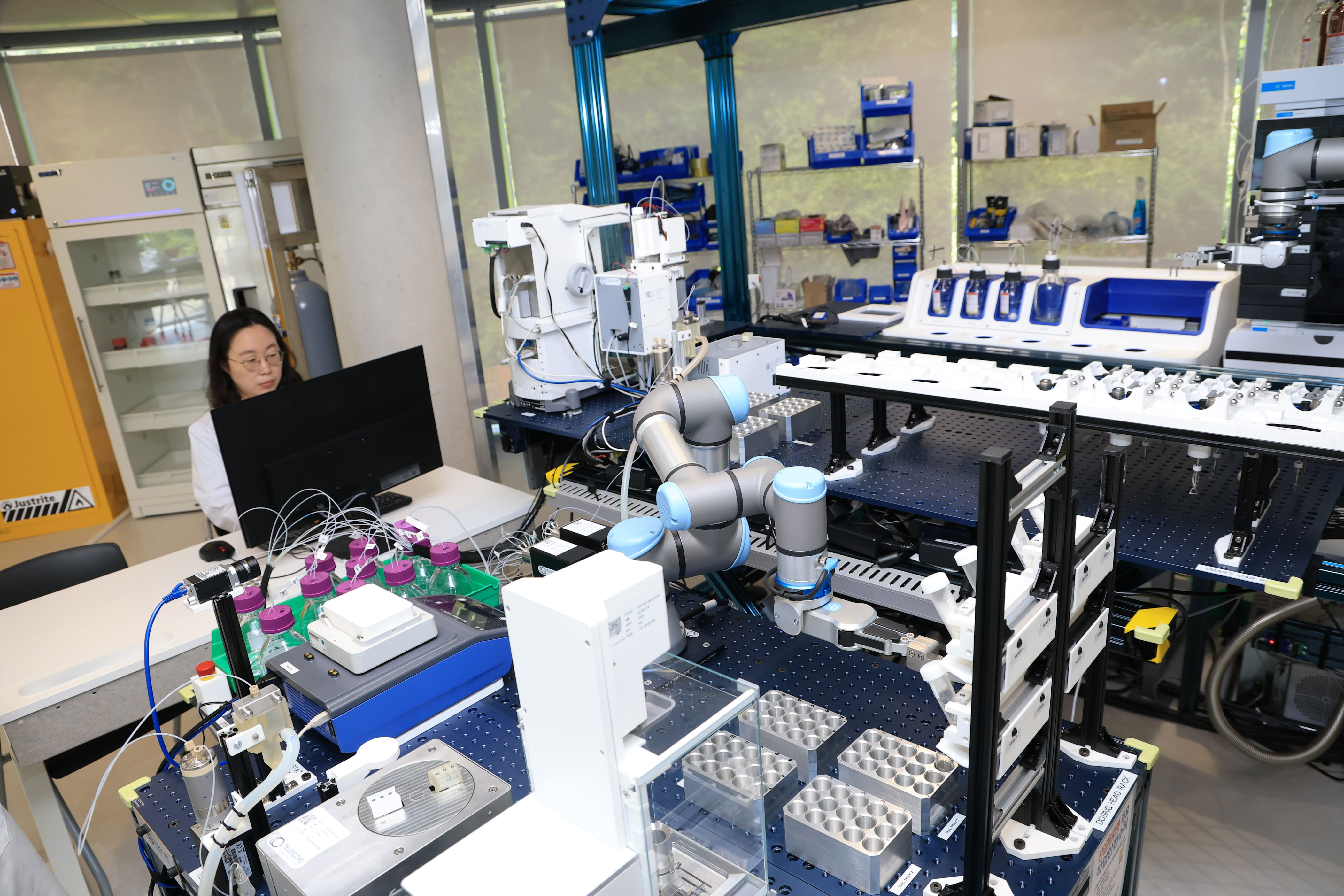 Exclusive: South Korea's first autonomous lab: AI-driven drug experiments