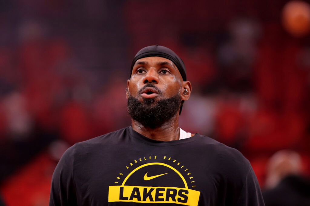 Gotta litter like that: Fans debate LeBron James’ golf swing into the ...