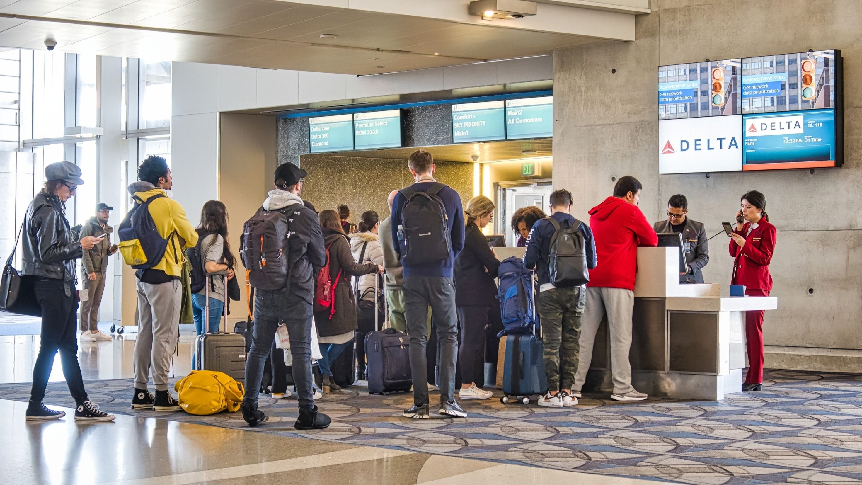 Would this bother you?: Delta Air Lines first class passenger caught ...