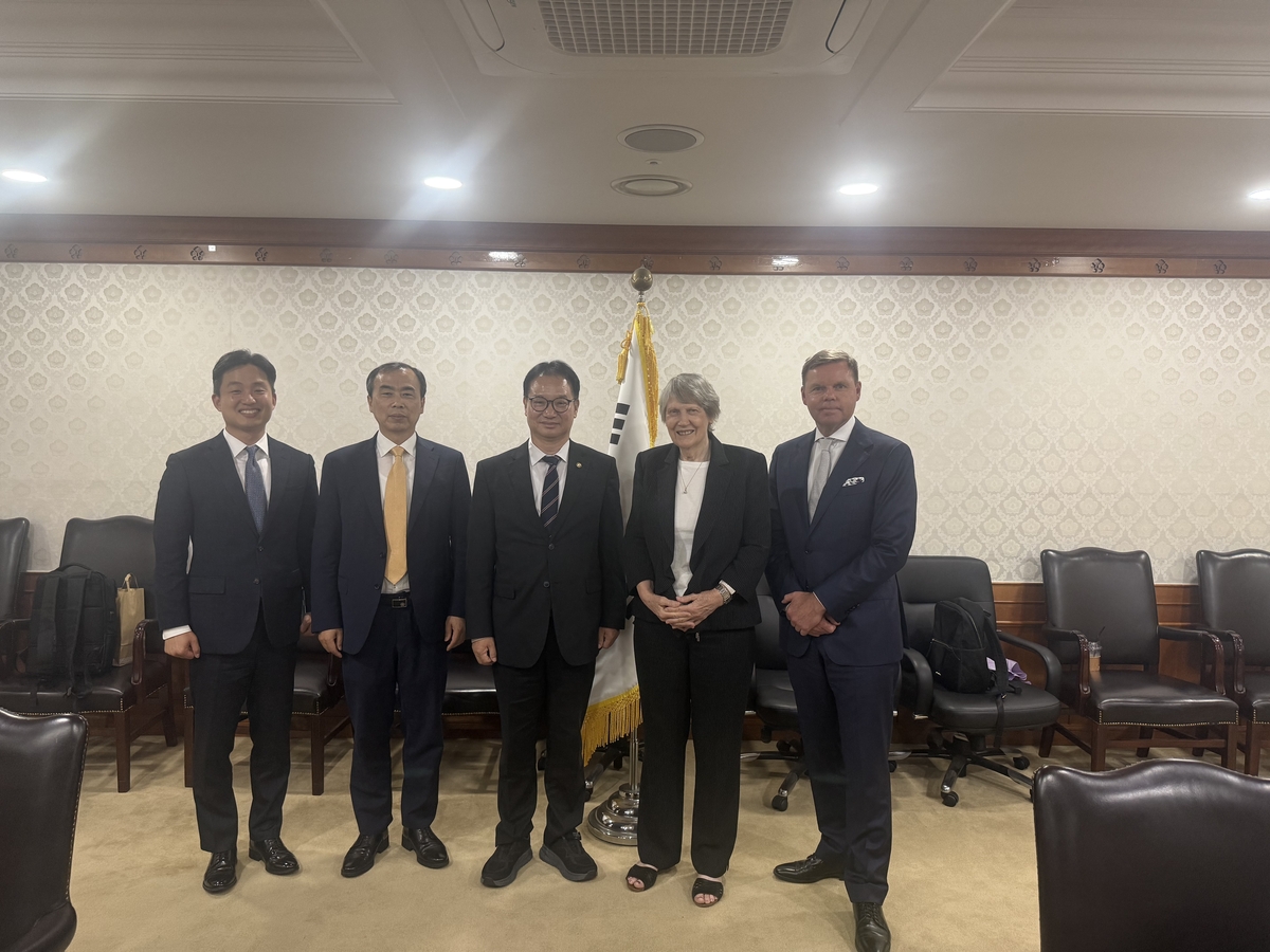Senior gov't official discusses vaccine cooperation with GAVI chair