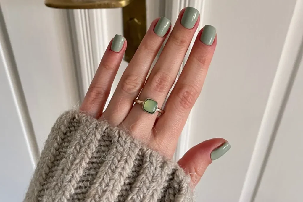 Verde matcha per una manicure elegante e femminile