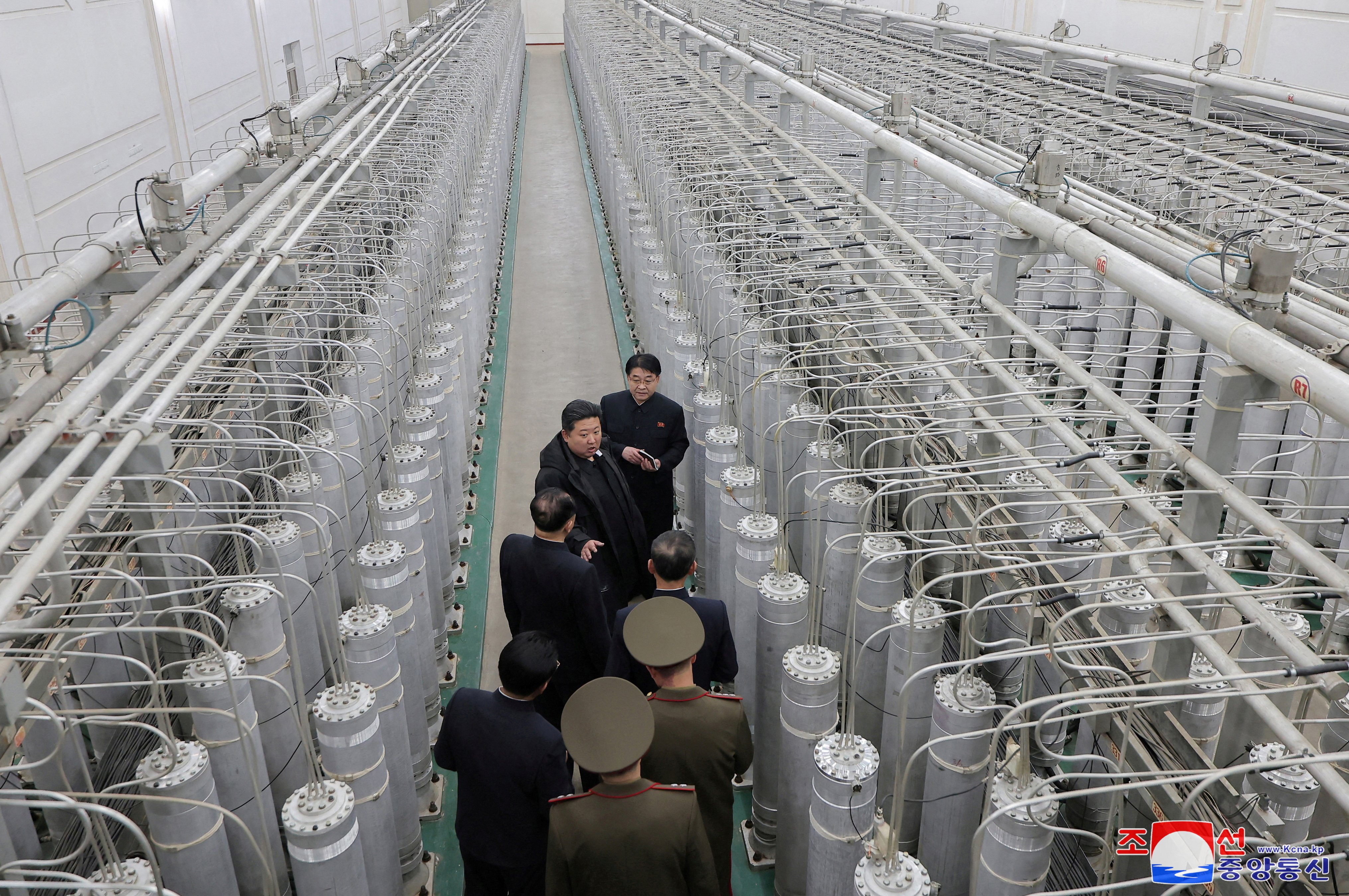 Kim Dzong Un przechadza się między wirówkami. Korea Północna prezentuje ...